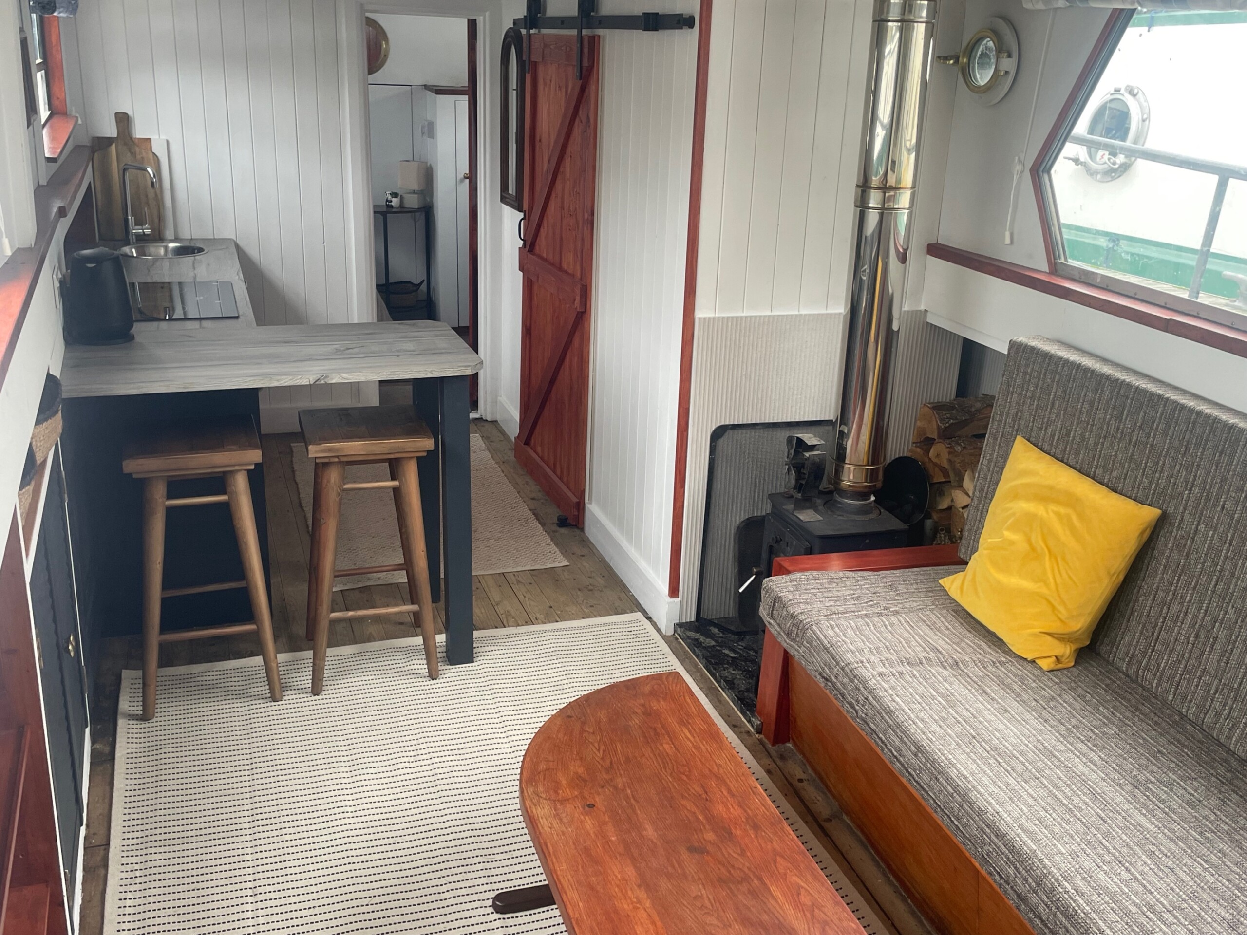 Fat Panda - Self-Contained Dutch Barge - Reading - Beds for Builders